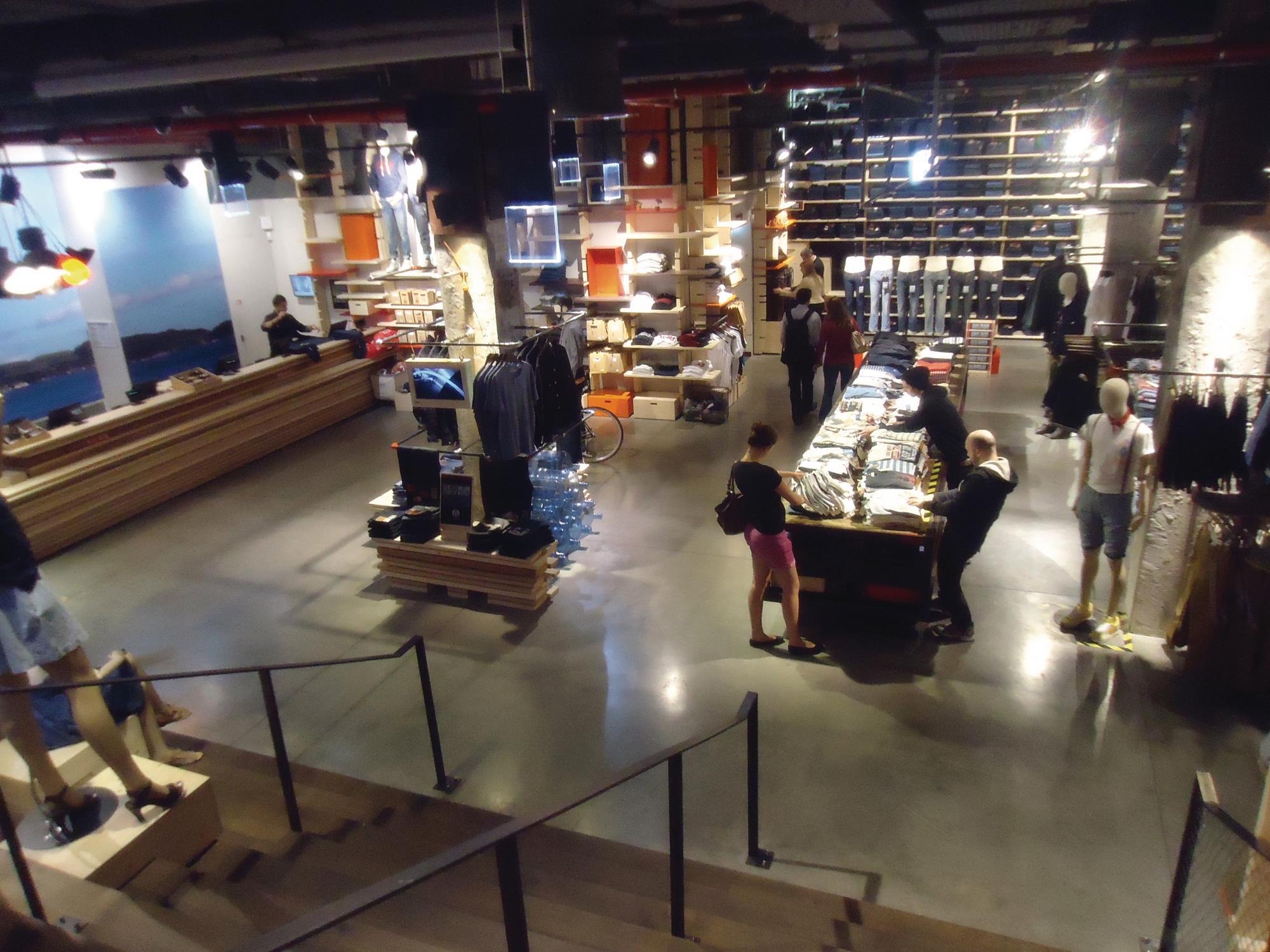 Store of the week: Levi’s, Champs Élysées, Paris | Photo gallery ...