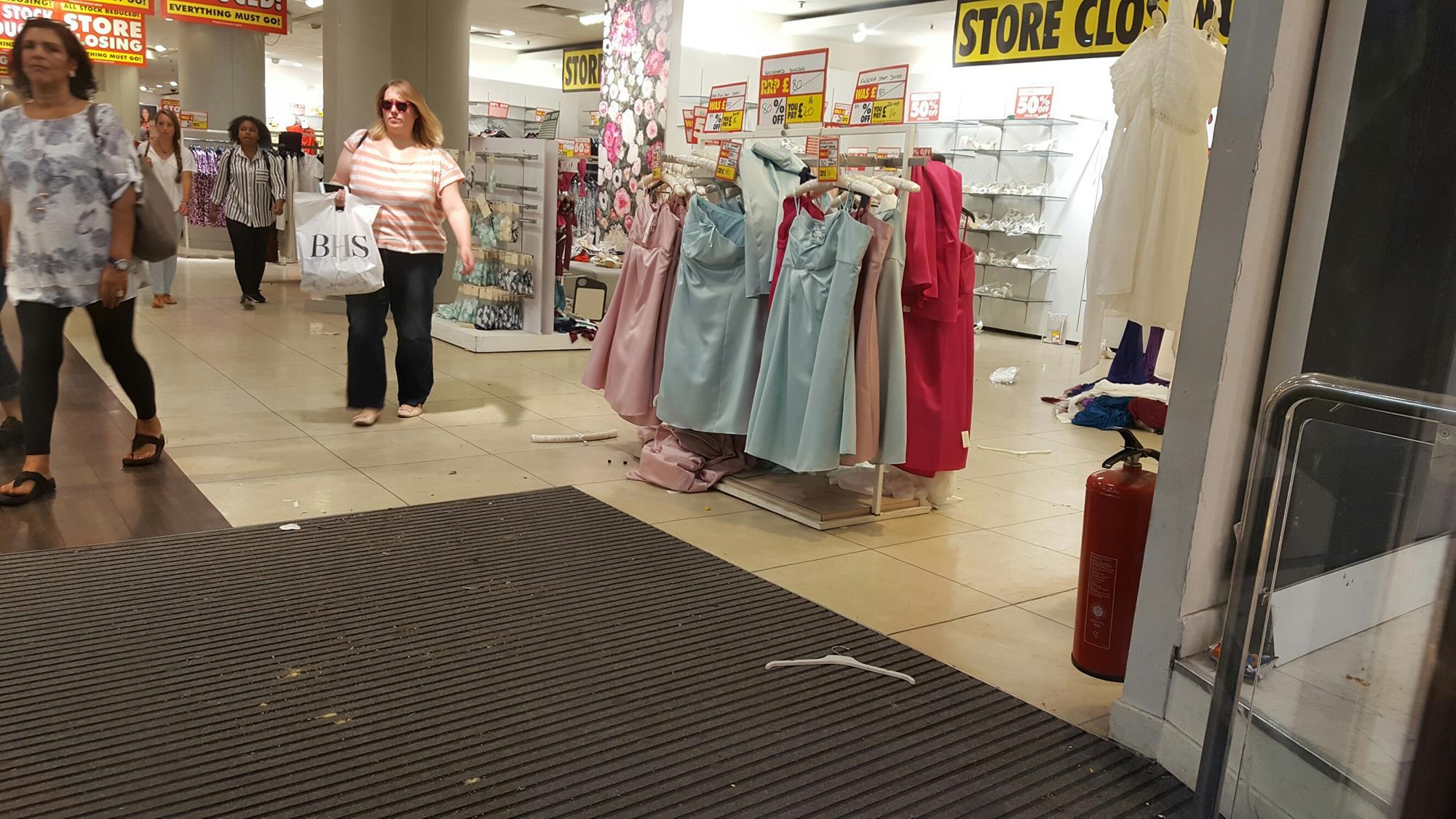 In pictures: BHS Oxford Street flagship closes doors for last time ...